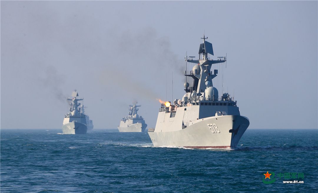 052D practice close-range bombardment, the power of 130mm shells, the U.S. military who touches ...