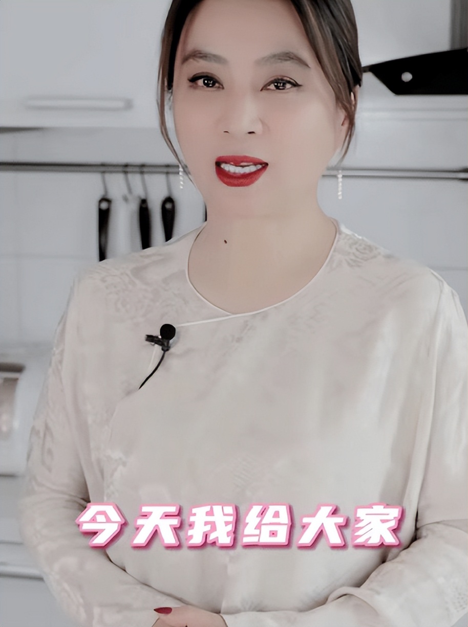 Li Lingyu used high-priced red wine to make desserts. She was ...
