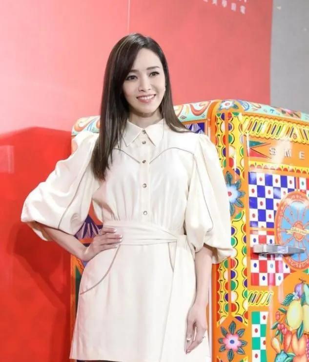 Taiwanese beauty anchor Patty Hou, peerless beauty, charming and sexy ...