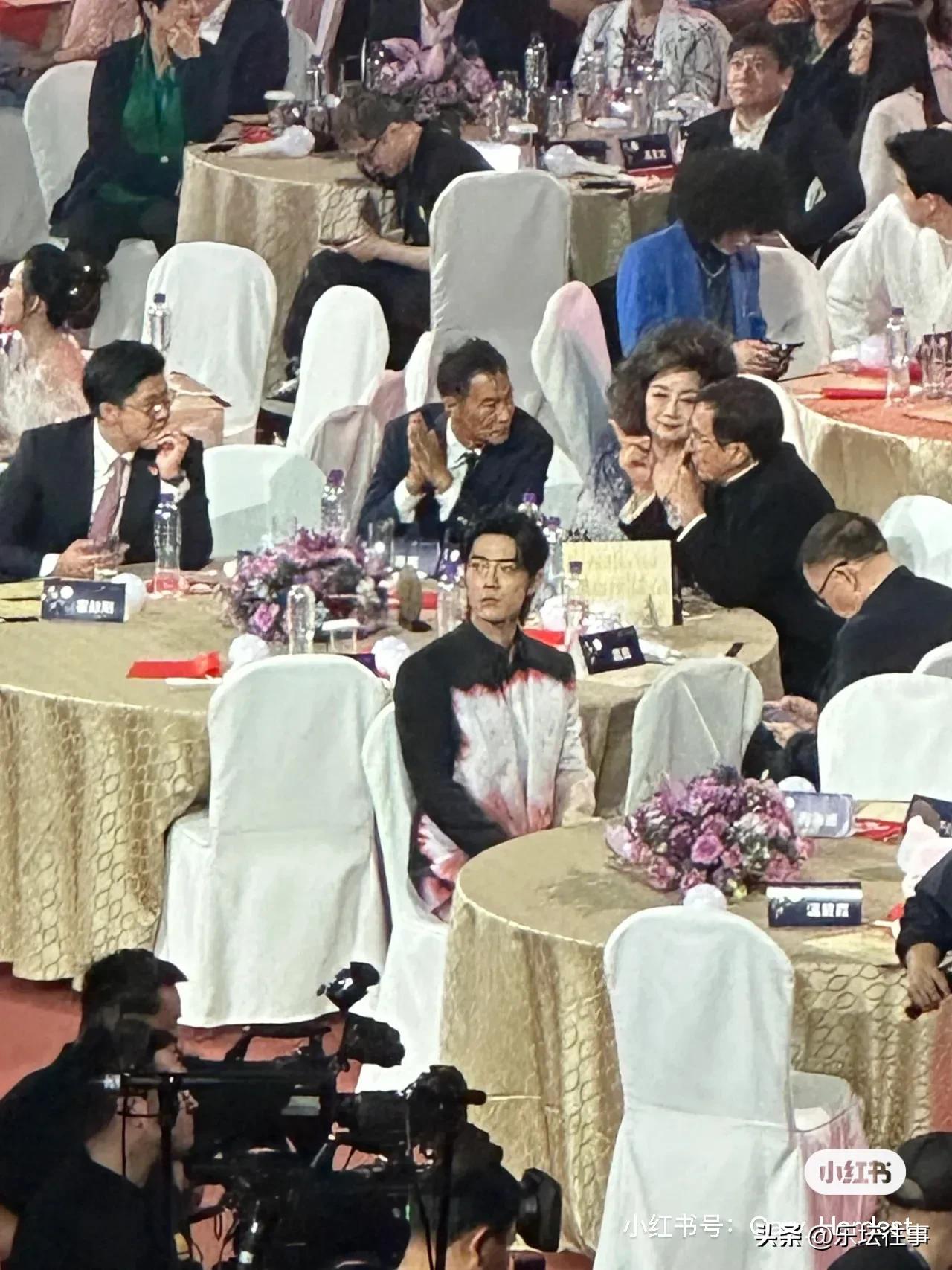 The nine male stars who knelt down to worship Xu Xiaofeng include not only Chow Yun-fat, Leslie ...