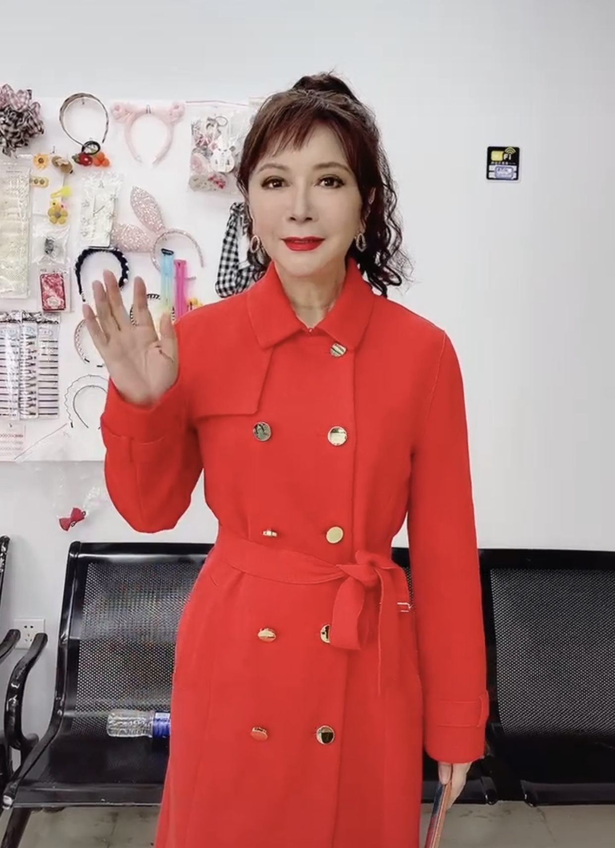 Cai Ming put on red lips to pretend to be young, his face tightened and ...