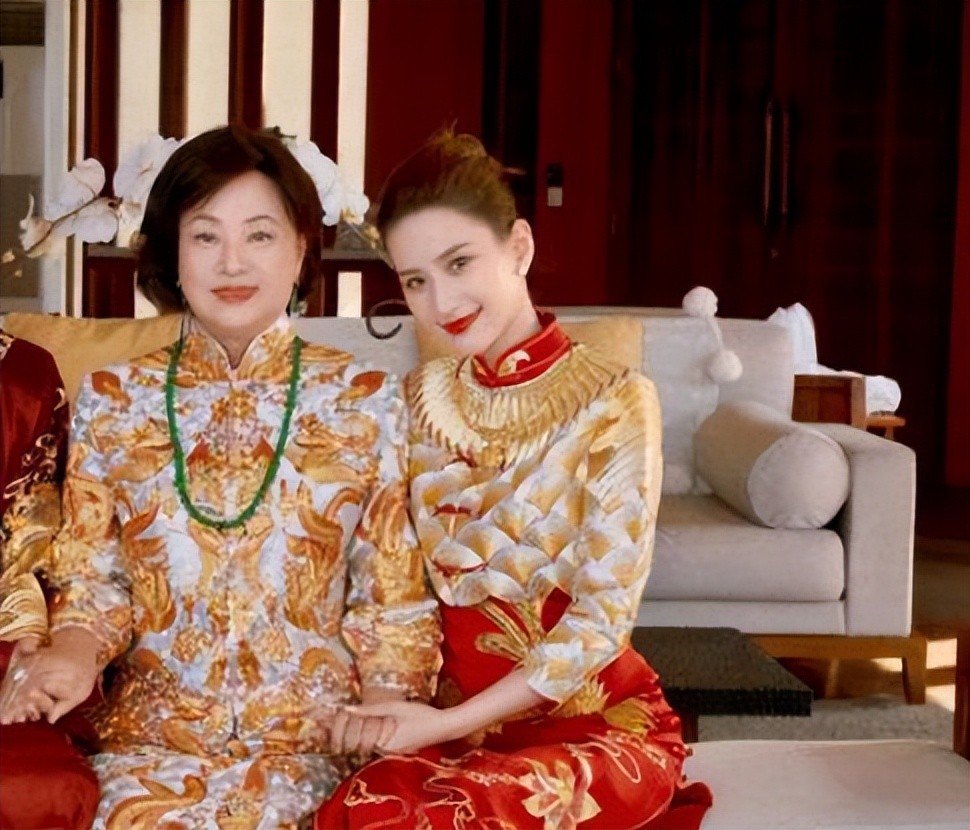 Chen Wanzhen and Liang Anqi wear emerald necklaces together, the ...