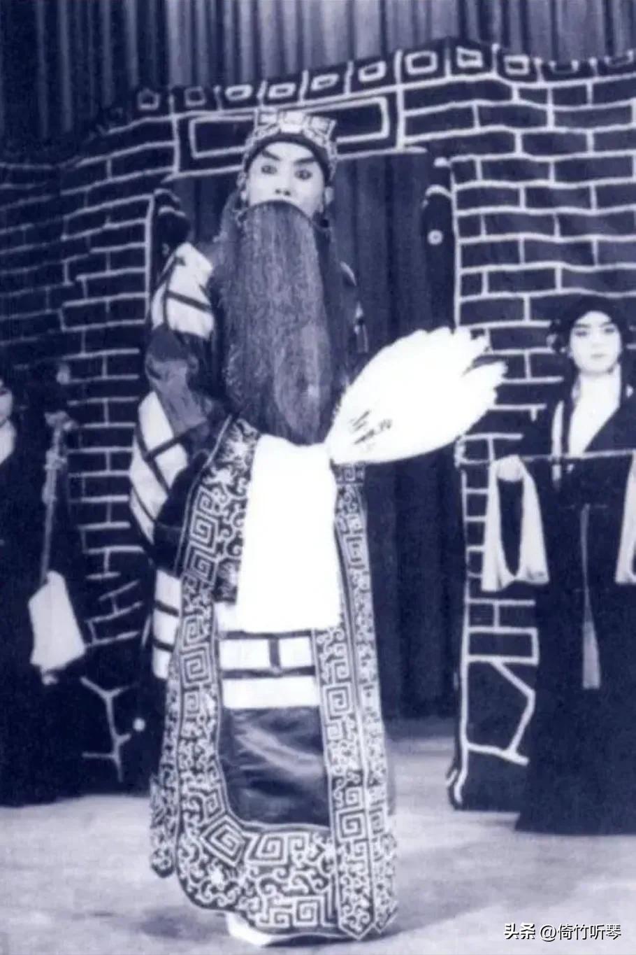 Cheng Yanqiu and I studied the singing style of "Three Claps" together ...