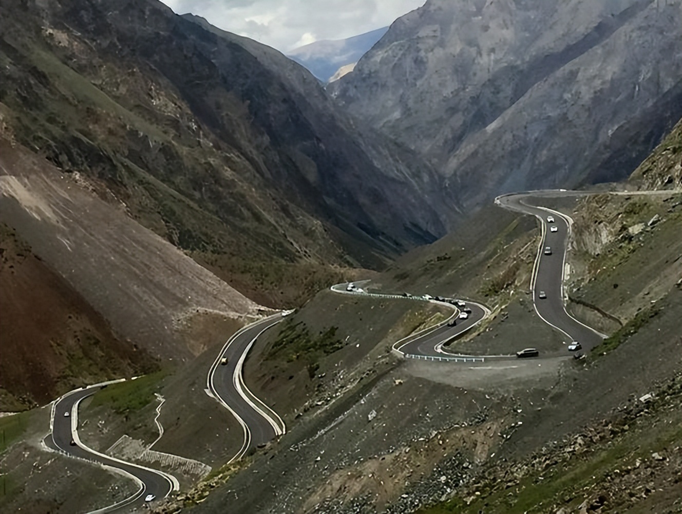 The most beautiful Duku Highway in Xinjiang, built next to the cliffs ...