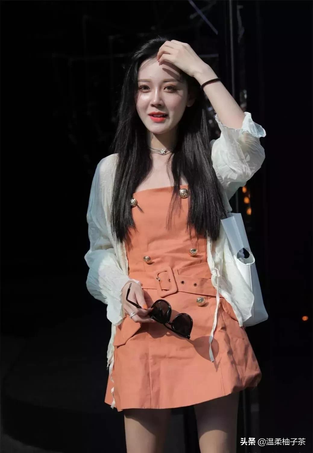 Street shooting: sweet-looking girl - iNEWS