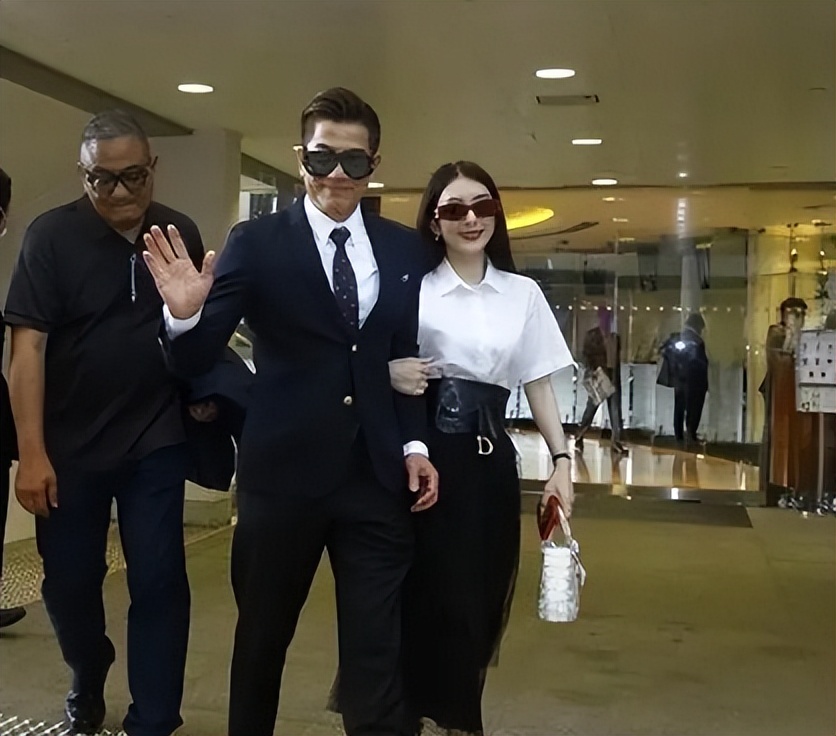 Aaron Kwok's family of four watched the horse race, and his daughter appeared in front of the ...