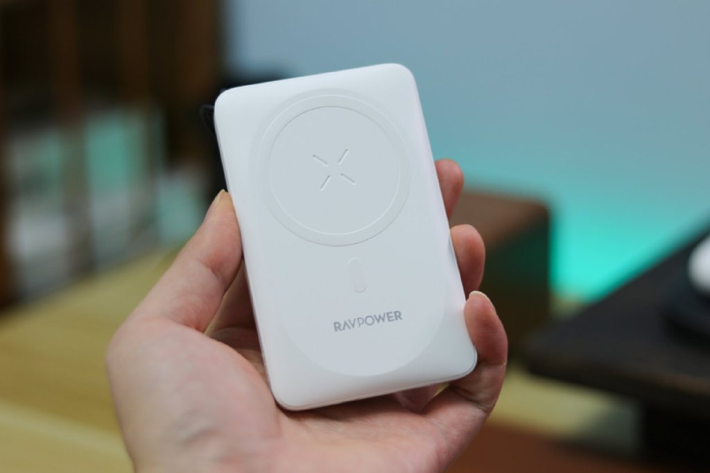 Small size, big energy, RAVPOWER magnetic wireless power bank ...