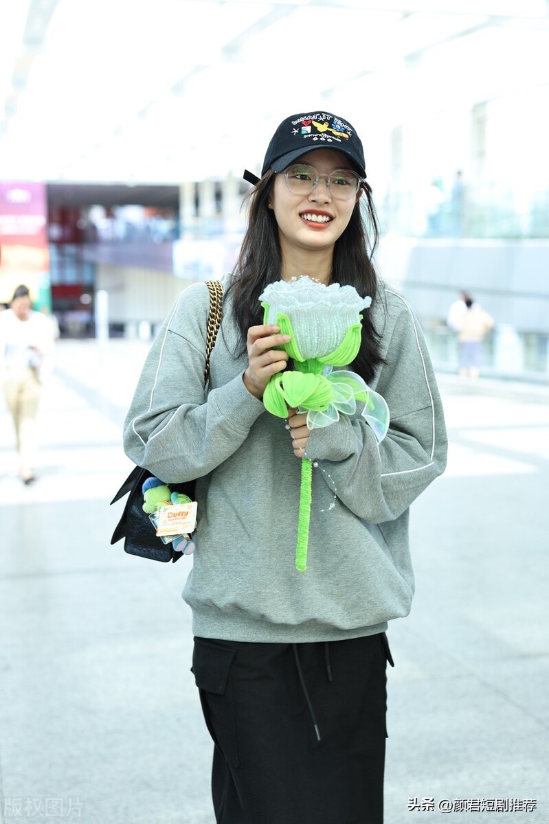 Xu Ruohan appeared at Beijing Airport with a bright and generous smile ...