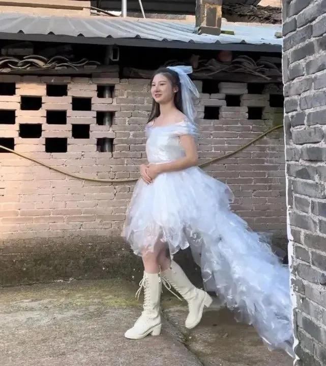 Sichuan woman spends five hours making her own wedding dress with 99 ...