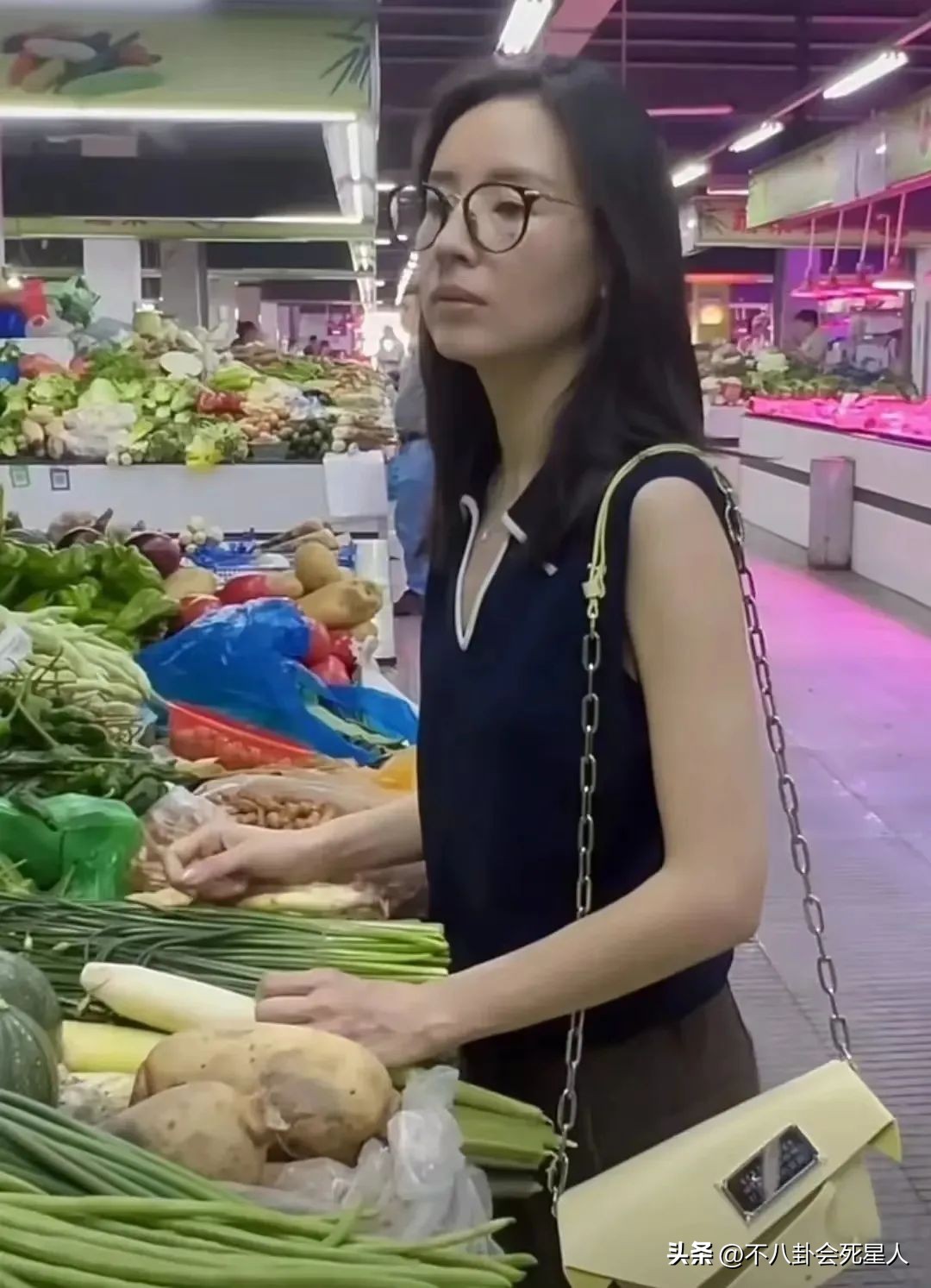 A recent photo of 43-year-old Dong Jie was exposed, with sagging skin ...