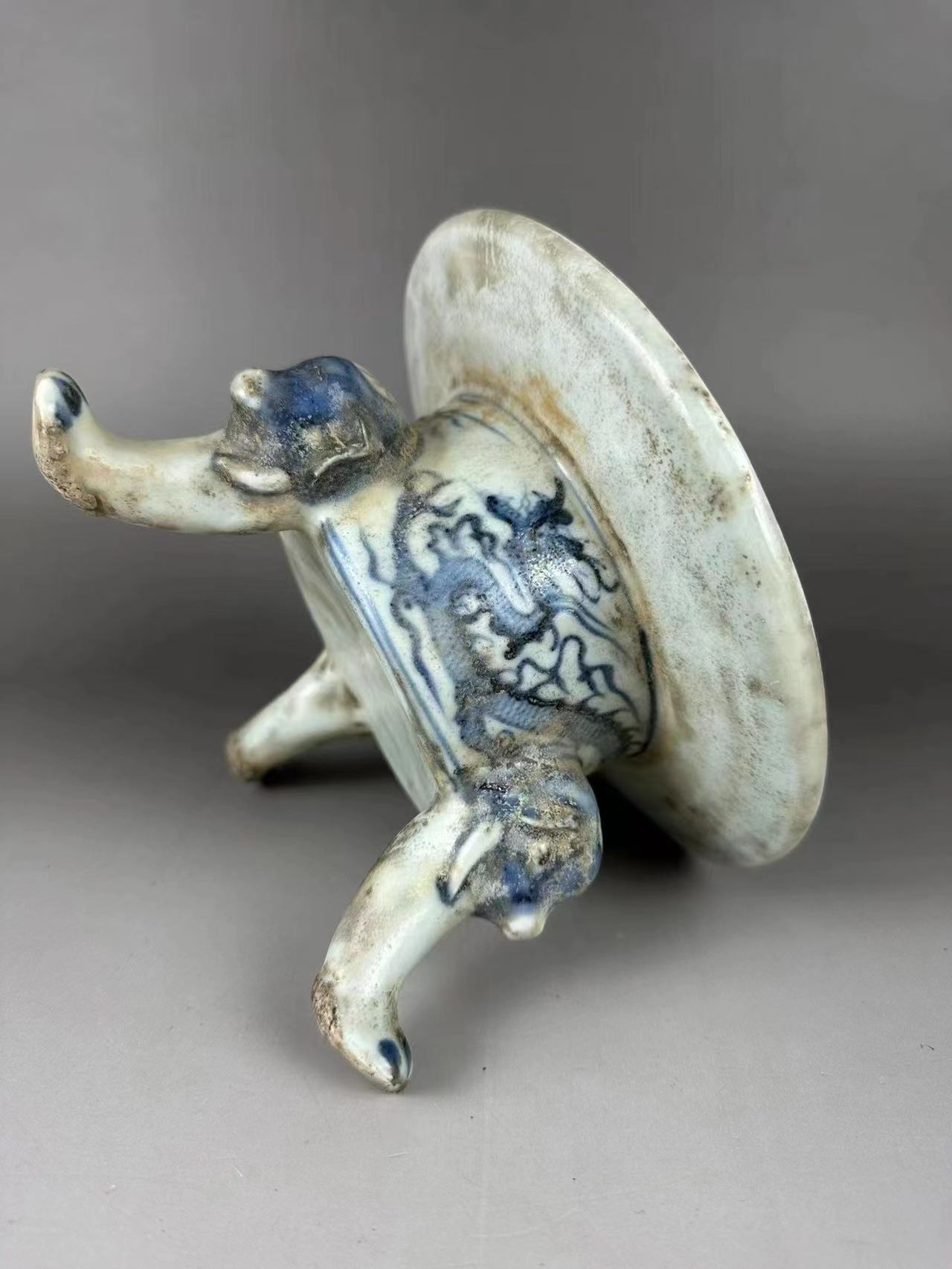 Blue and white porcelain tripod tripod - iMedia