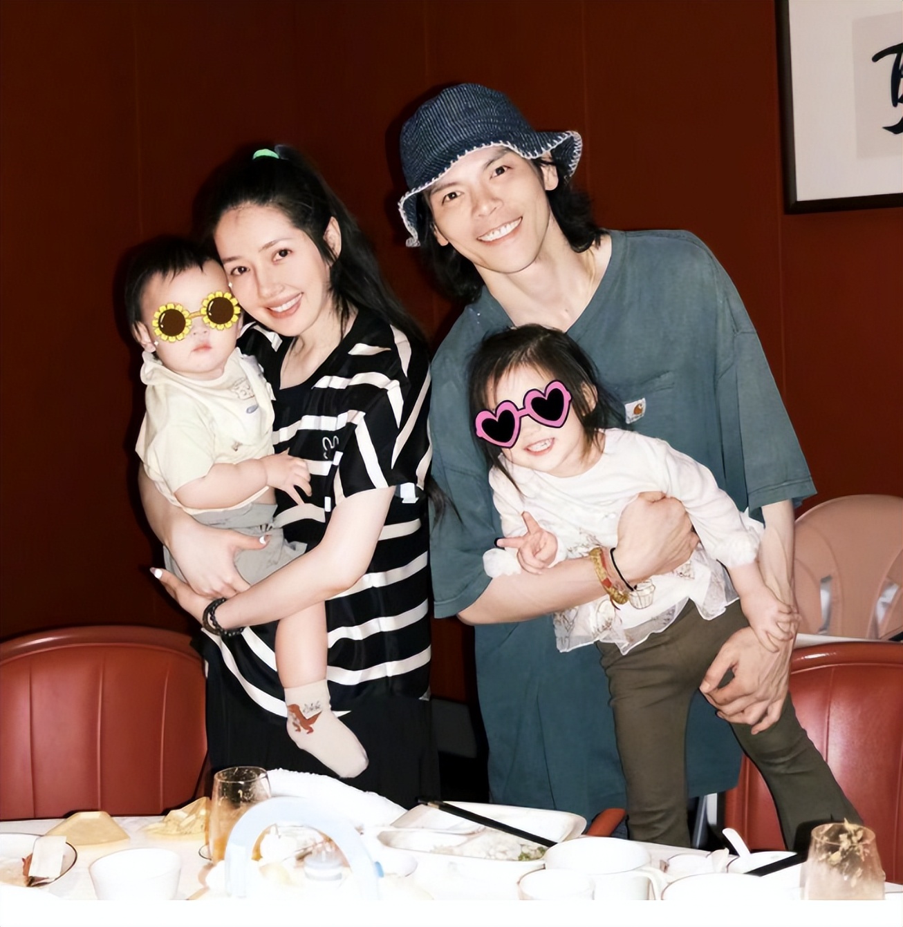 Xiang Zuo Guo Biting took a group photo with her baby: the two children ...