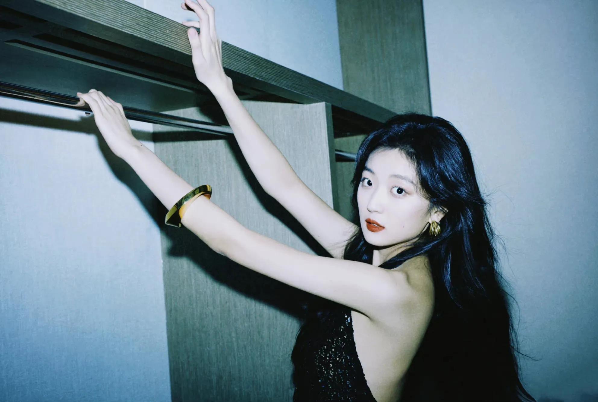 Sun Qian, the wild cat actor in "The Wind Blows Pinellia", has long ...