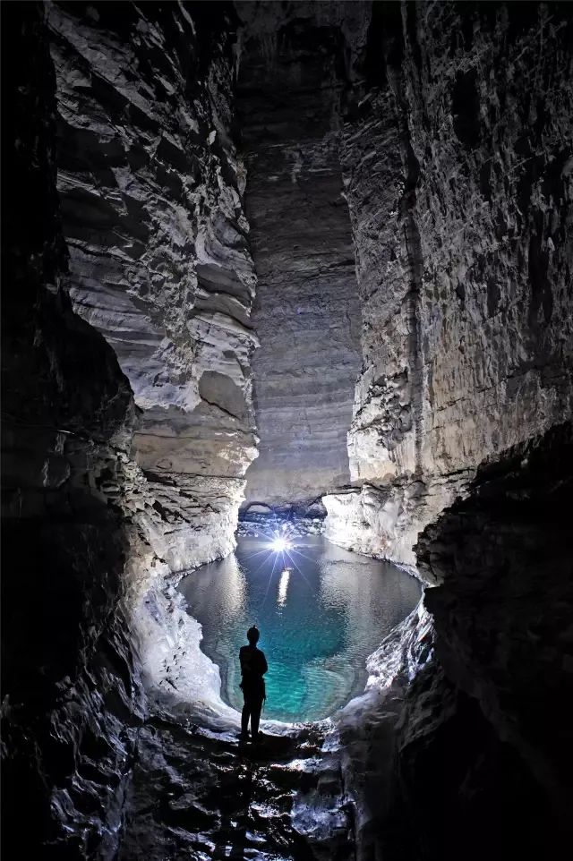 A terrifying cave exploration, a man stuck in a crevice and died, the ...