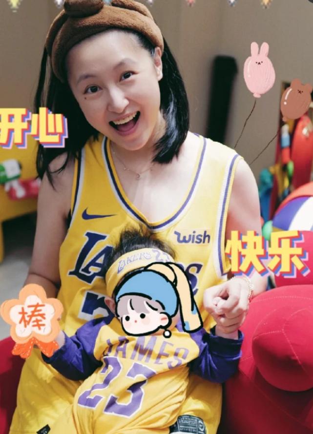 Ai Jiani posted a family photo, happy to complain that Wang Yanlin's ...