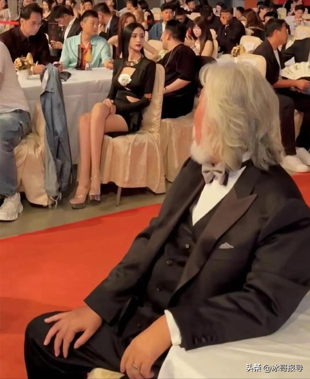 At the film festival dinner, Zhang Jizhong frequently peeked at Wu ...