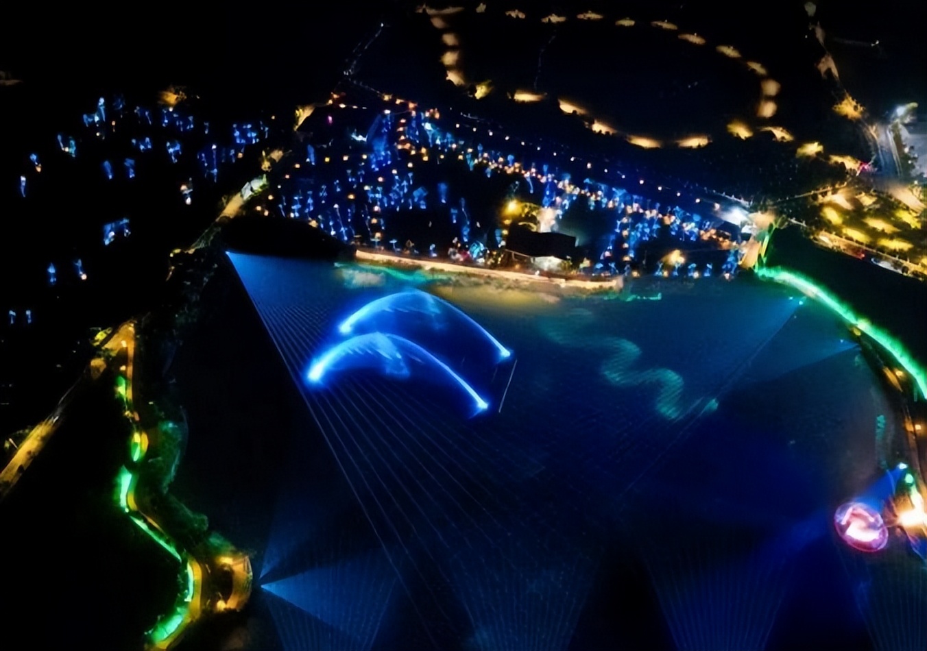 Visit the beautiful light and shadow of Zhudong Village at night and feel the colorful culture ...