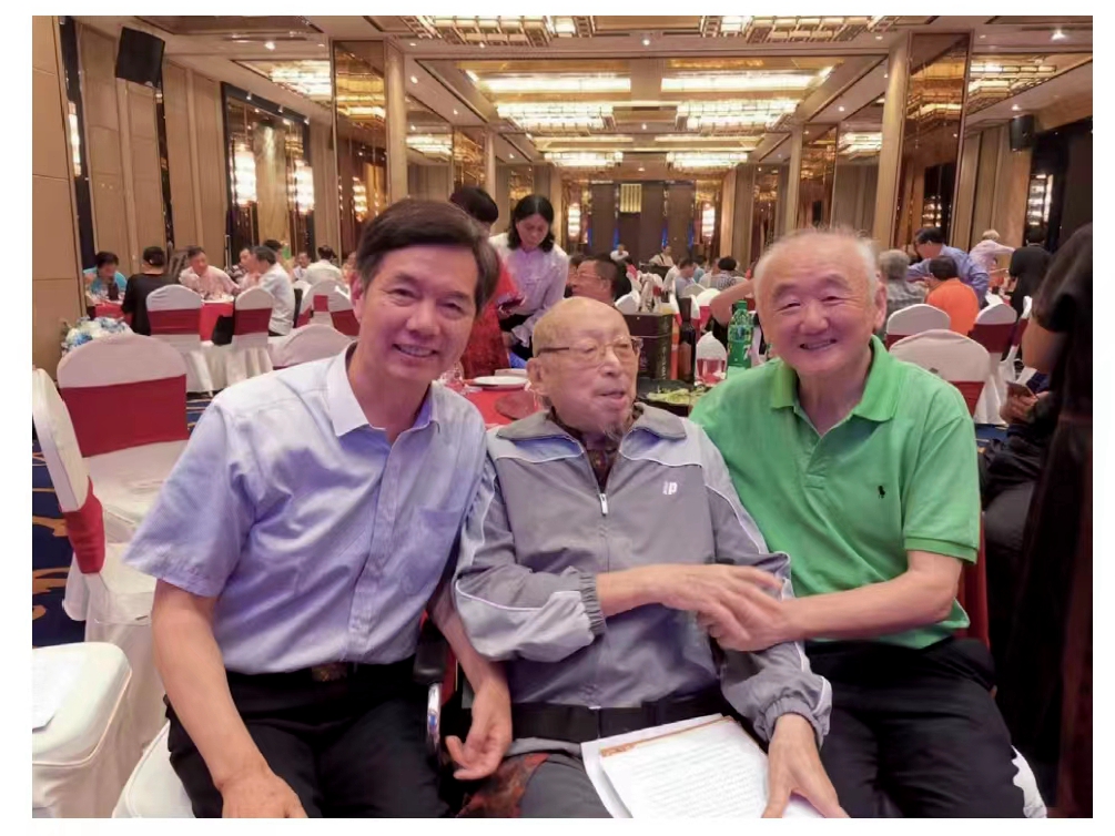 "Jinling Outlook" published Fang Zheng's "Maple Leaf Character", in ...