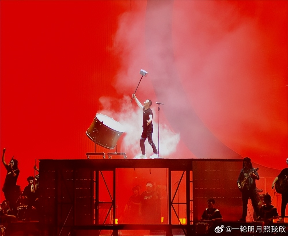 A giant hammer appeared at Wang Feng's Shanghai concert! Deciphering ...