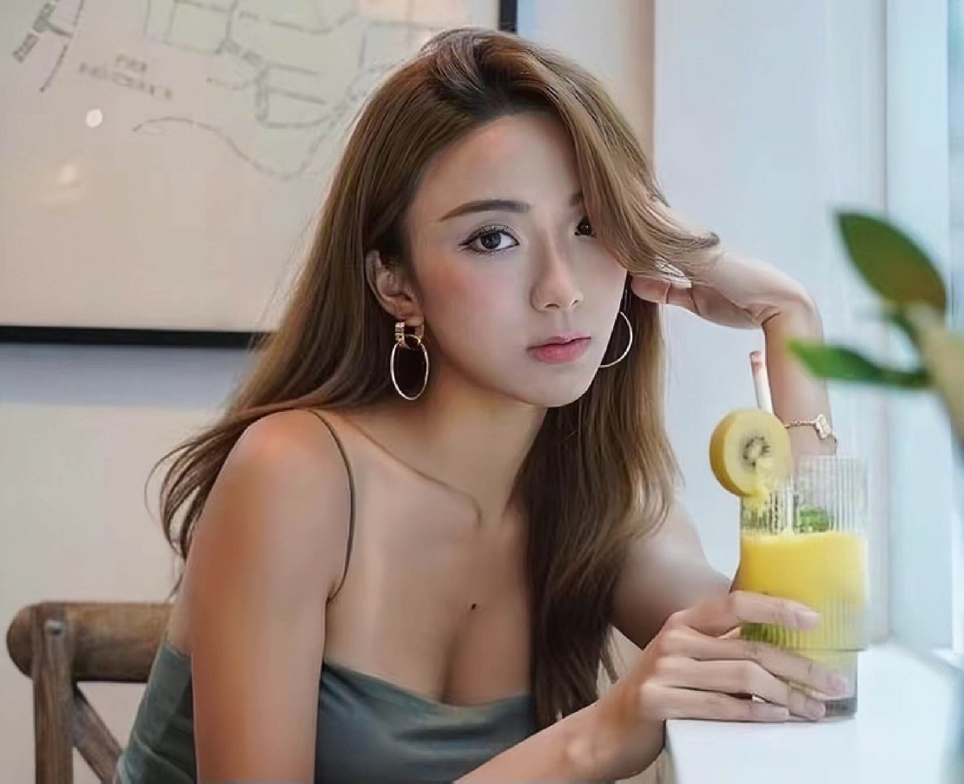 A well-known TVB actress recorded a show and exposed her bottom, and the new drama played a hard ...