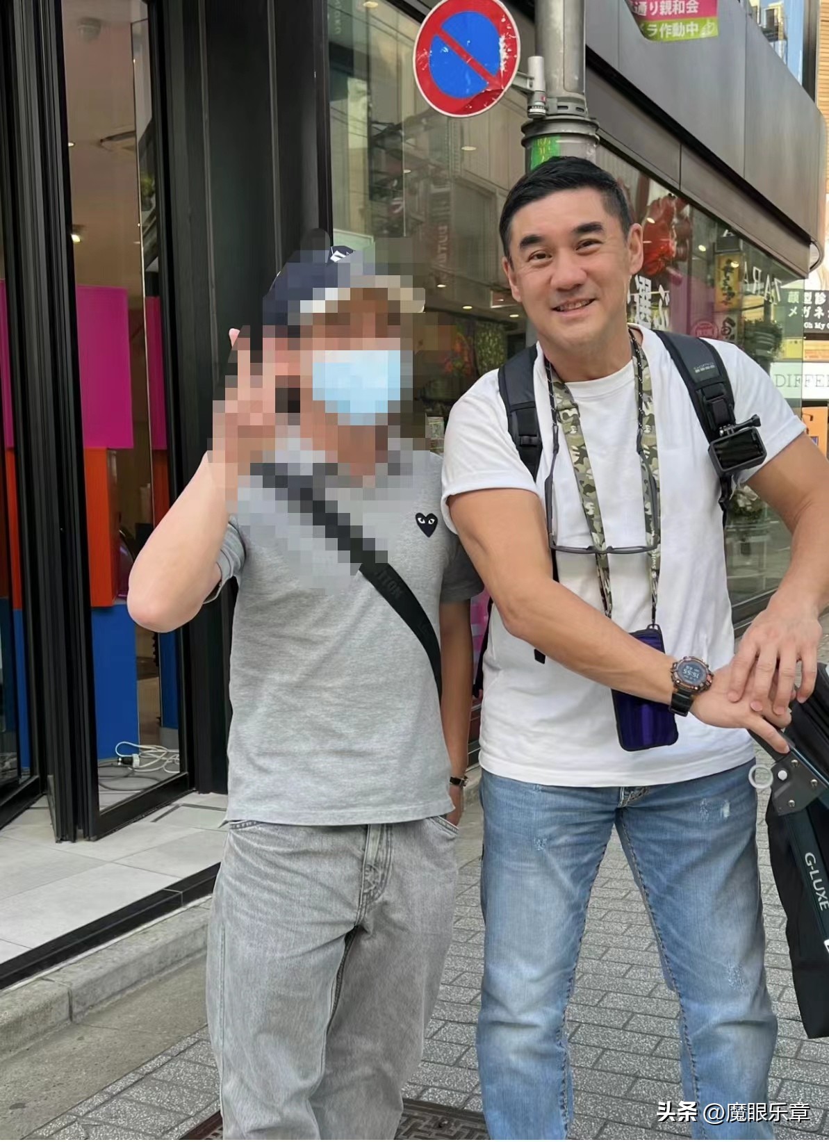 A passer-by met Wu Dawei on the street and asked for a group photo. The ...