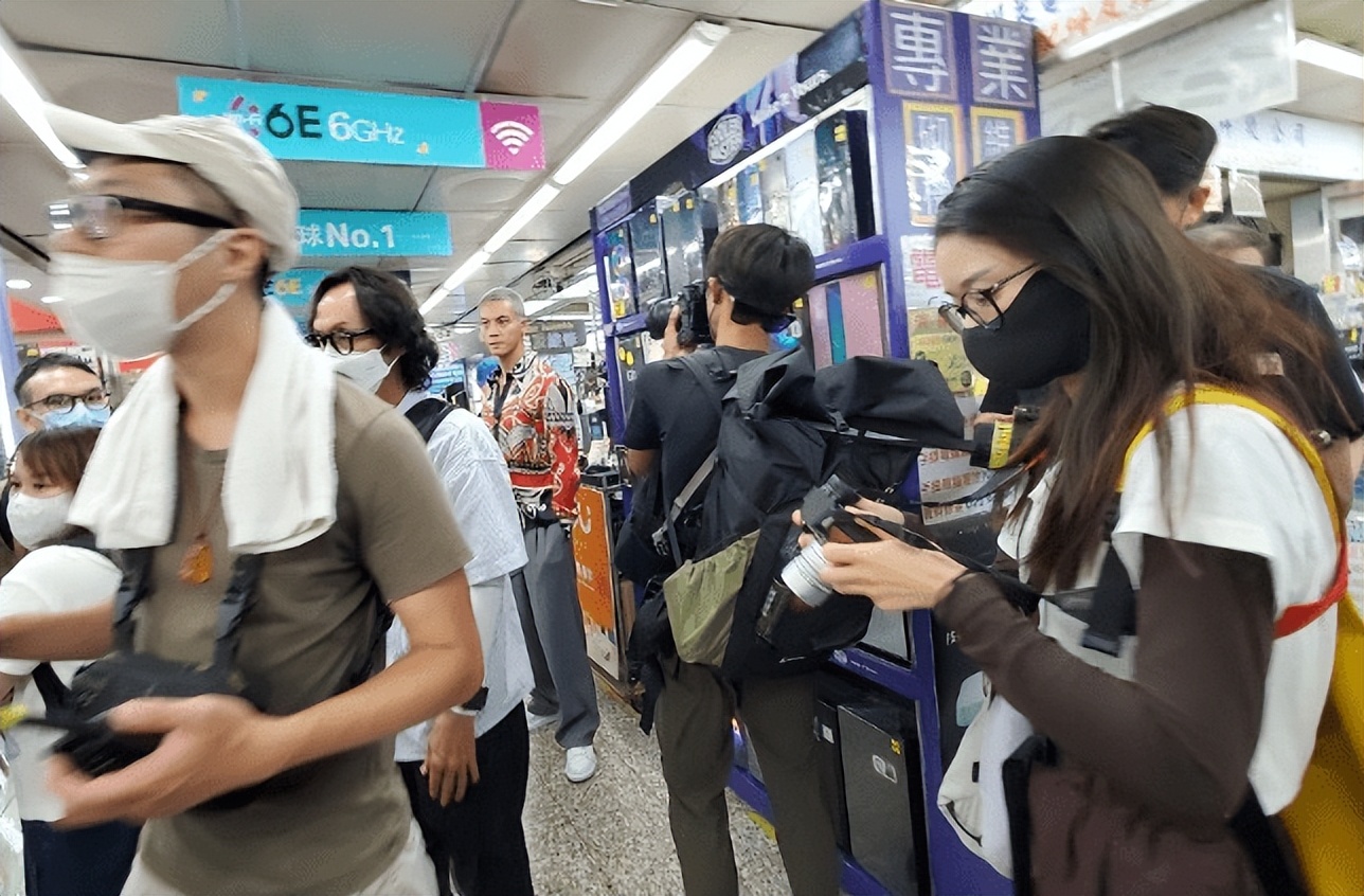 Eddie Peng's studio visit, Zhang Jiahui, Chen Weiting, gray hair, dark ...