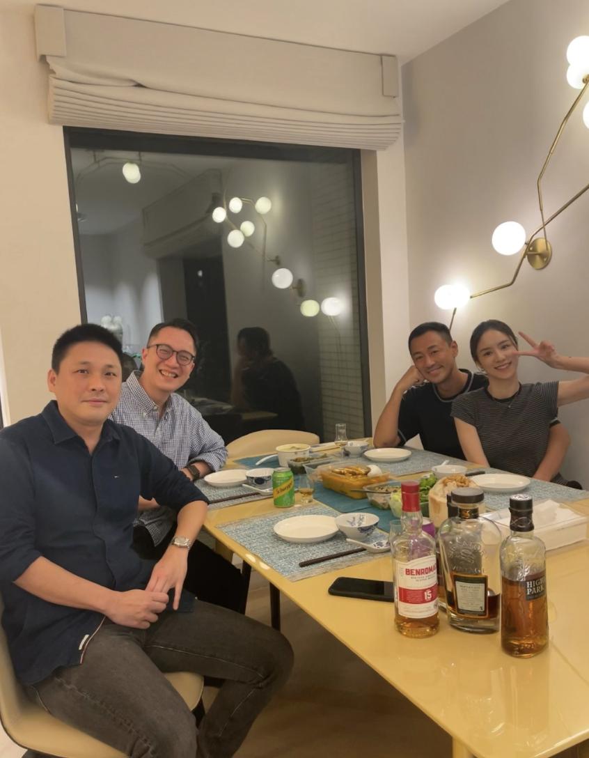 Lin Feng brought his wife and friends together, hugging Zhang Xinyue's ...