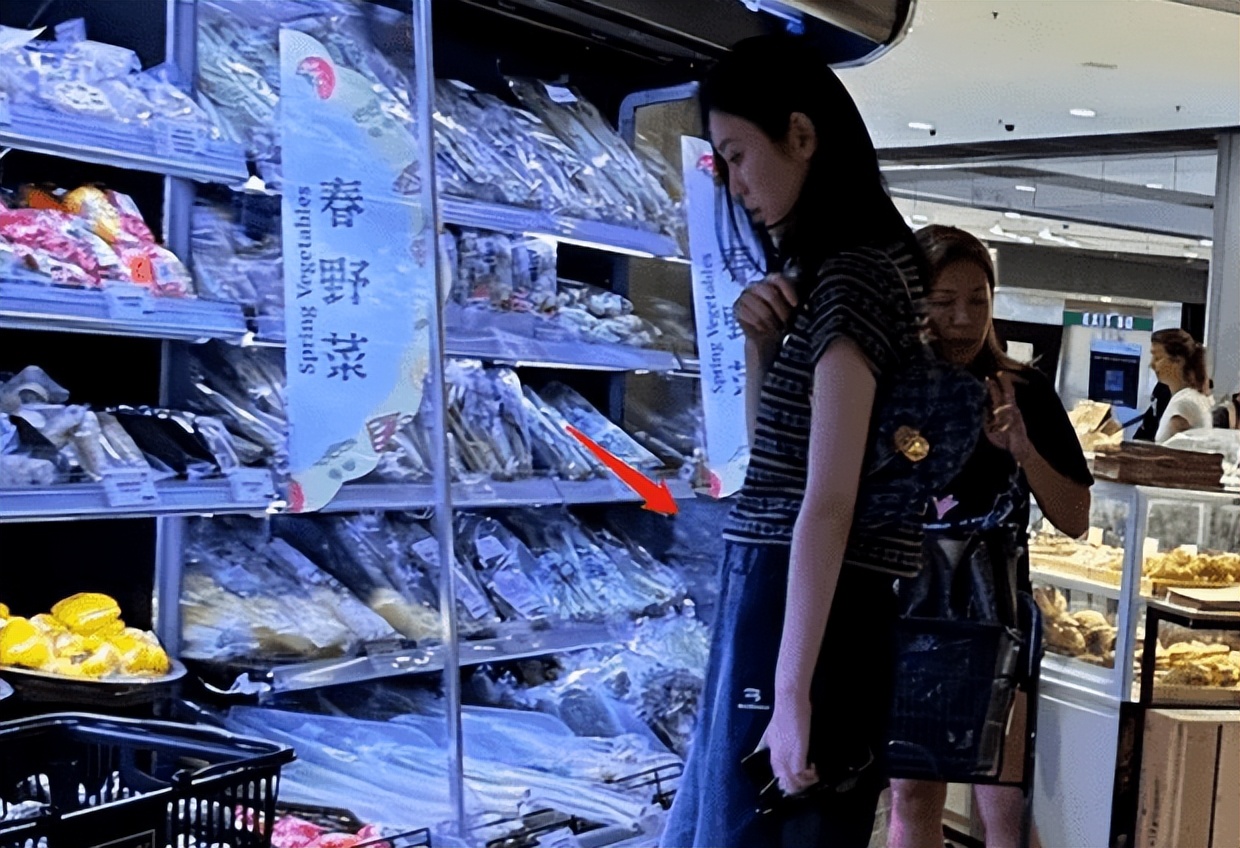 He Youjun and his wife appeared on the streets of Tokyo and Xi Mengyao ...