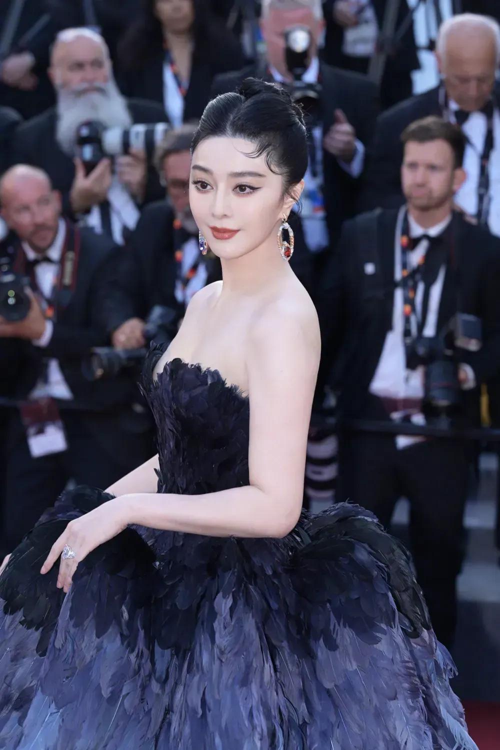 Fan Ye's final look in Cannes is beautiful - iNEWS