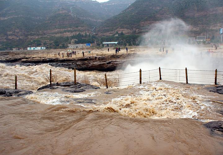 The Yellow River is 10 meters above the ground, and it is already a ...