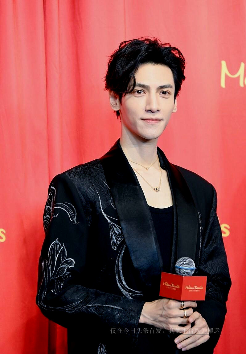 Luo Yunxi appeared in Madame Tussauds, the true and false Yunxi is so ...