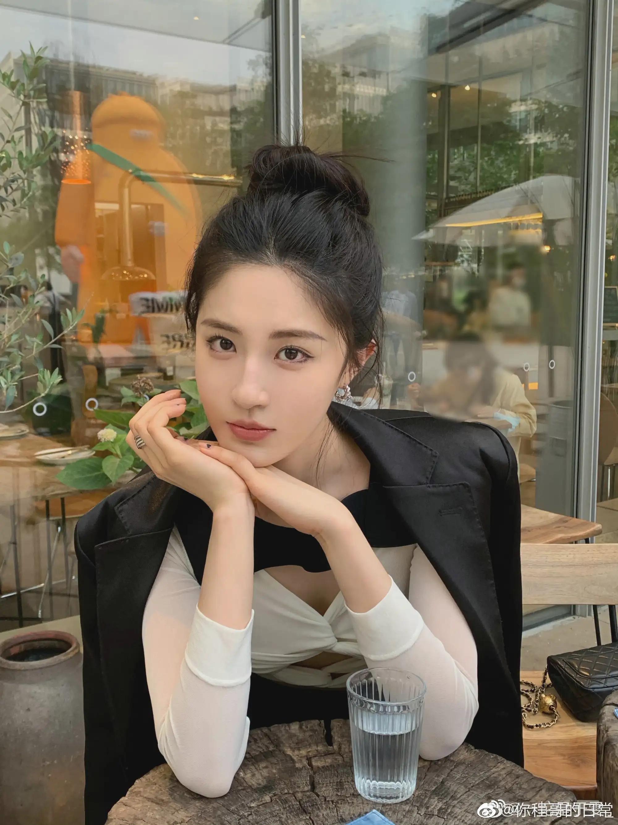 Yu Wen's cute eyes - iNEWS