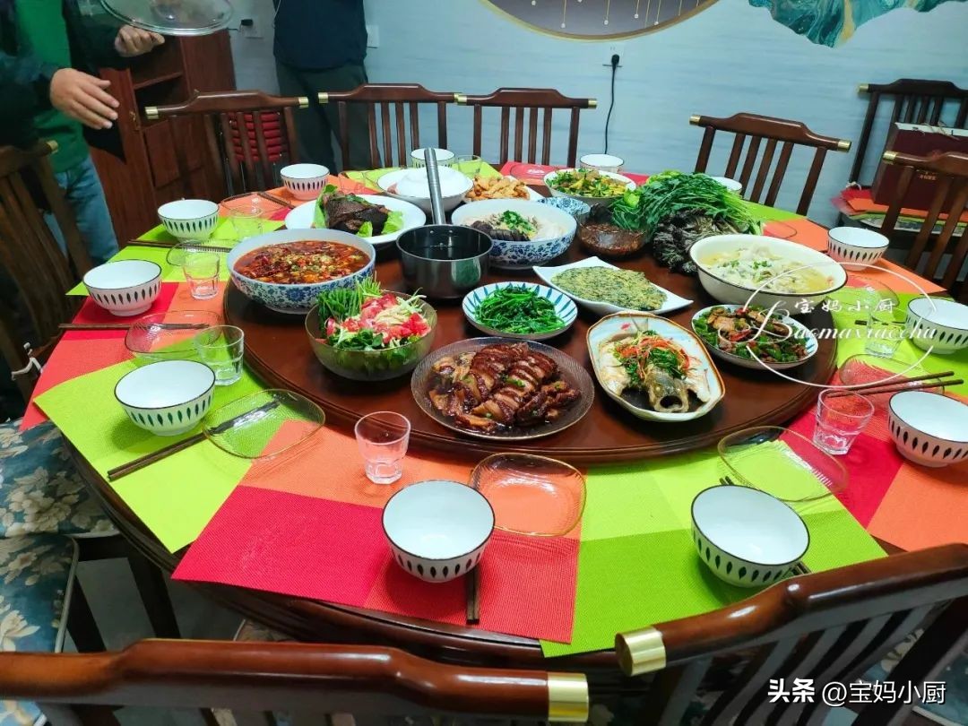 4 families got together during the holidays, 15 dishes were served on ...