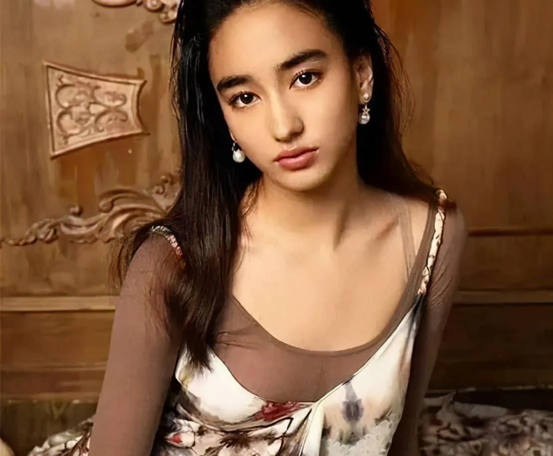 Wu Ershan directed the film version of "Under the Stranger", and Daji and Deng Yuchan played ...