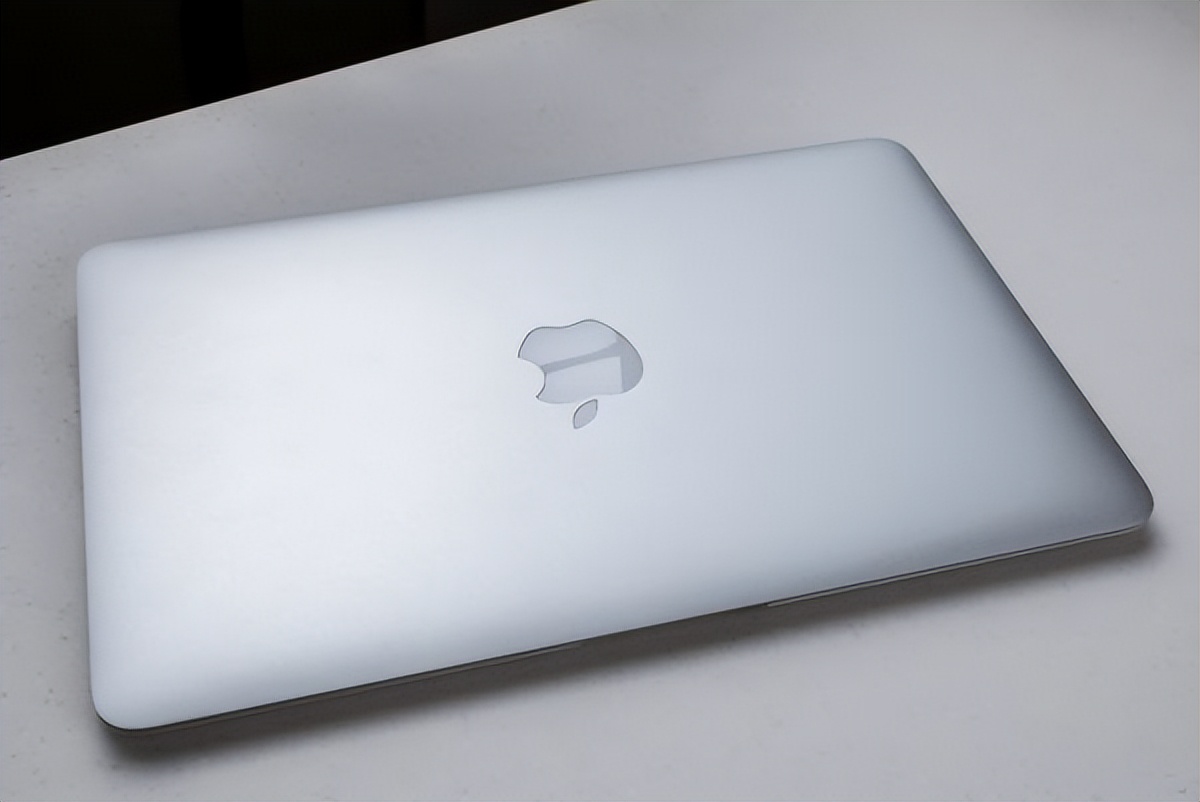 What's wrong with Apple computer not being charged? - iNEWS