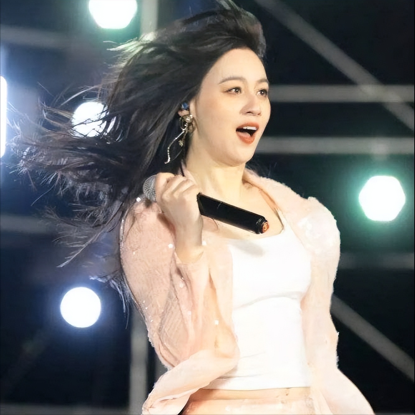 Chinese internet celebrity singer Tang Yi: Relying on Douyin to grow ...