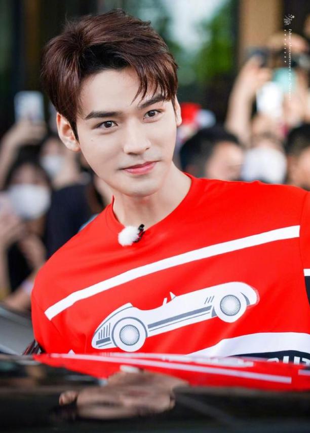 Gong Jun's "Extreme Challenge" recording, 2 sets of racing suits with new hair color, handsome ...