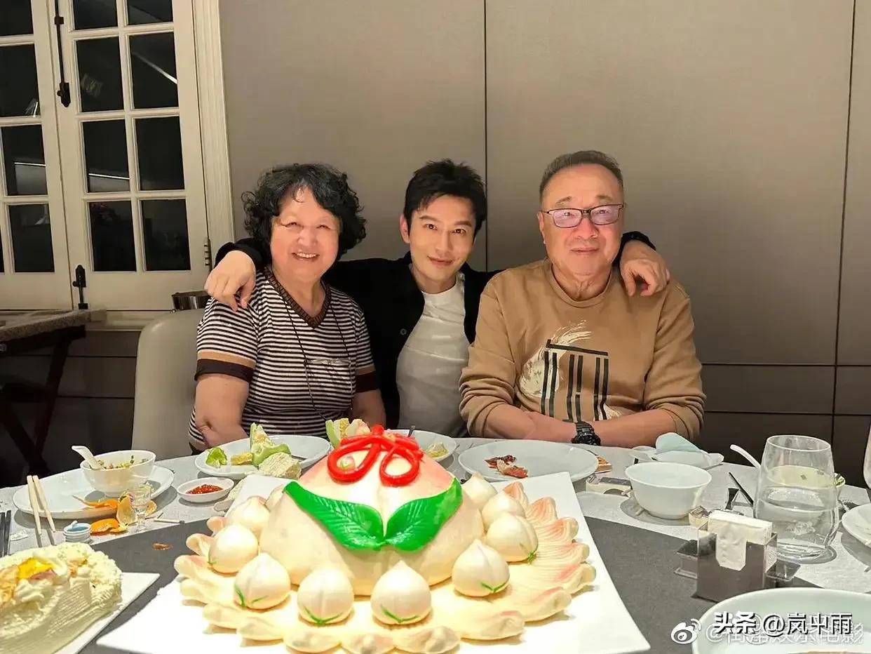 Huang Xiaoming took photos to celebrate his father's birthday, 44-year ...