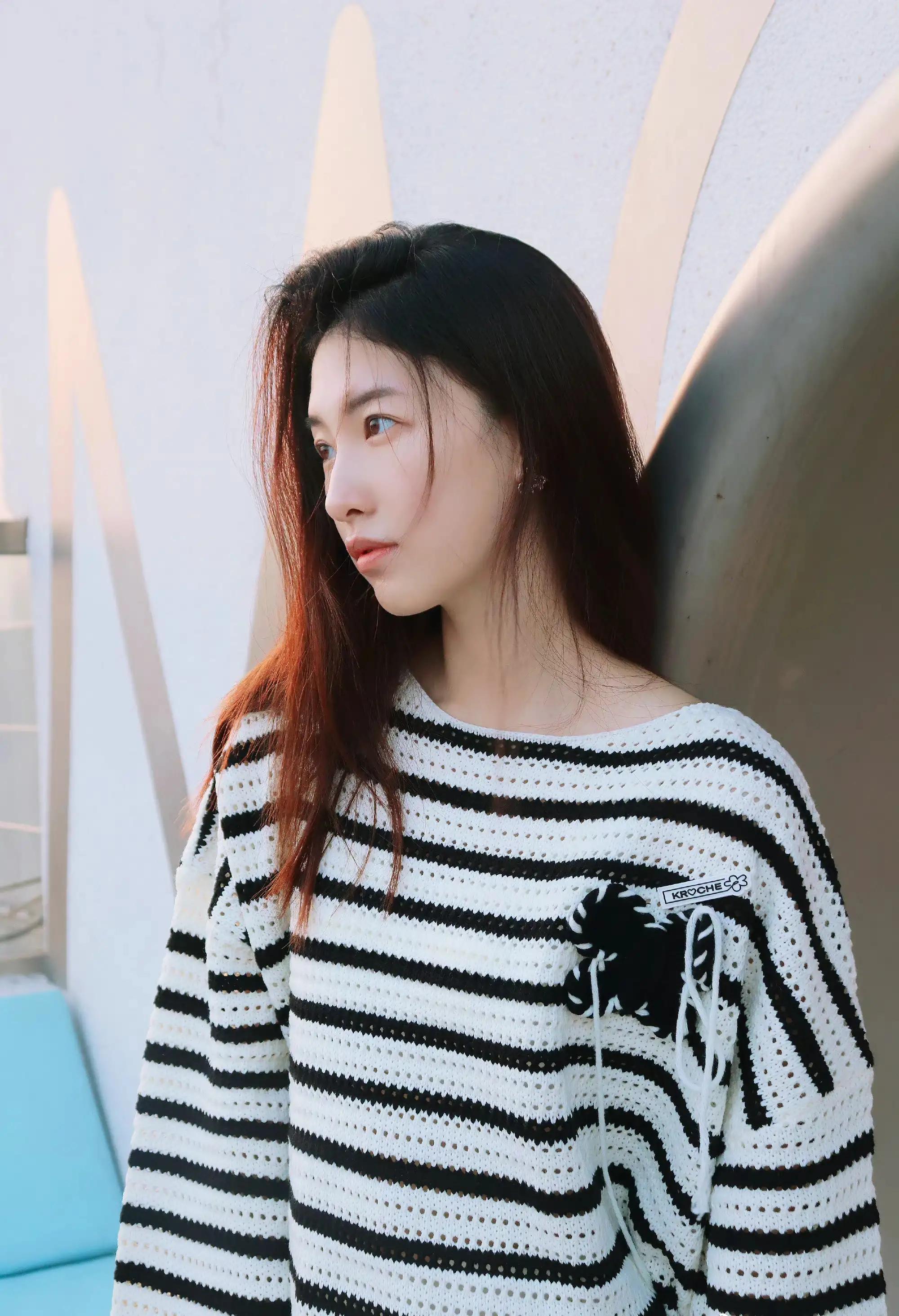 Du Yuchen wears black and white striped sweater, very beautiful - iNEWS