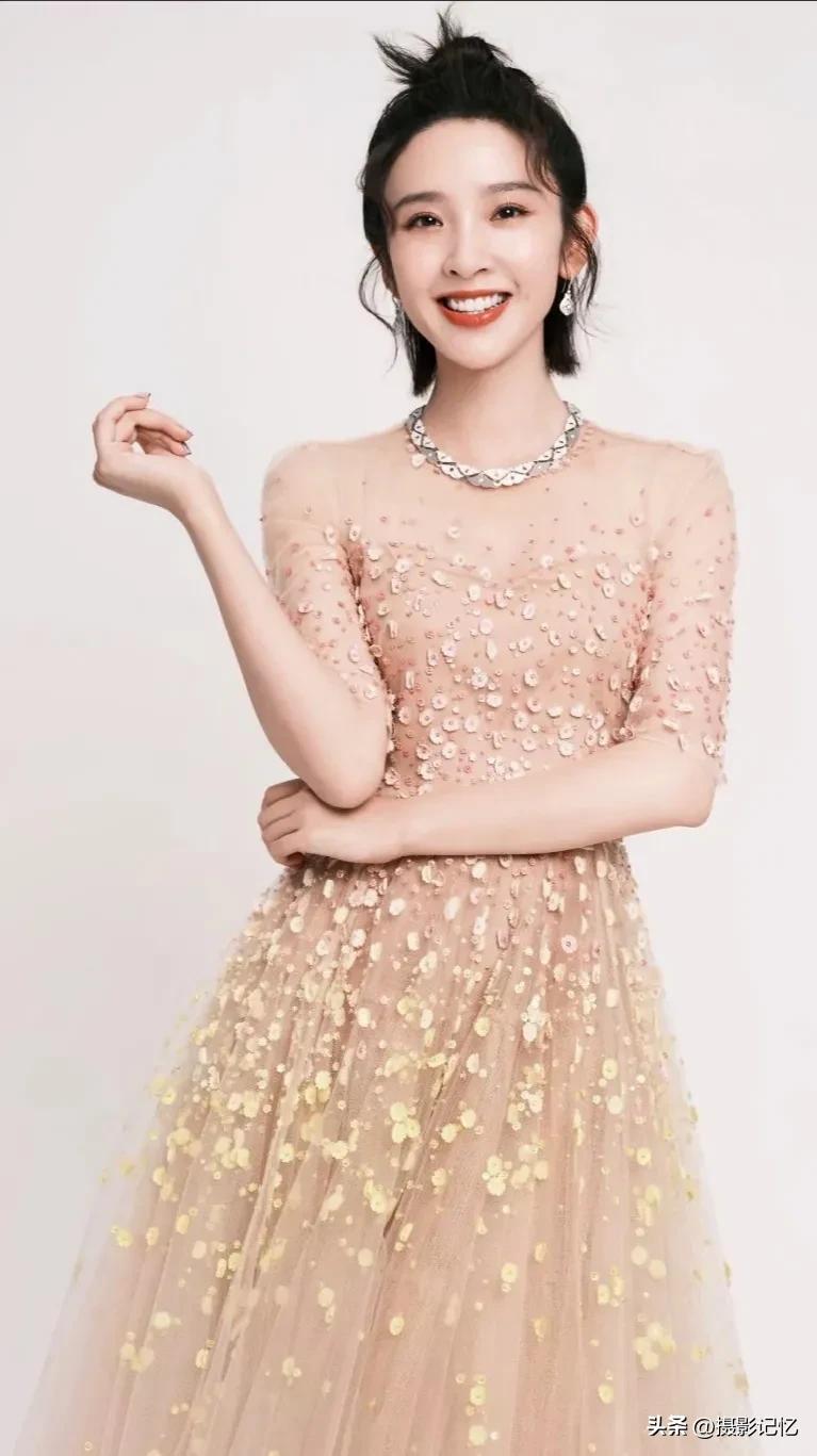 Tang Yixin: A Permeable Feeling Beauty - iNEWS