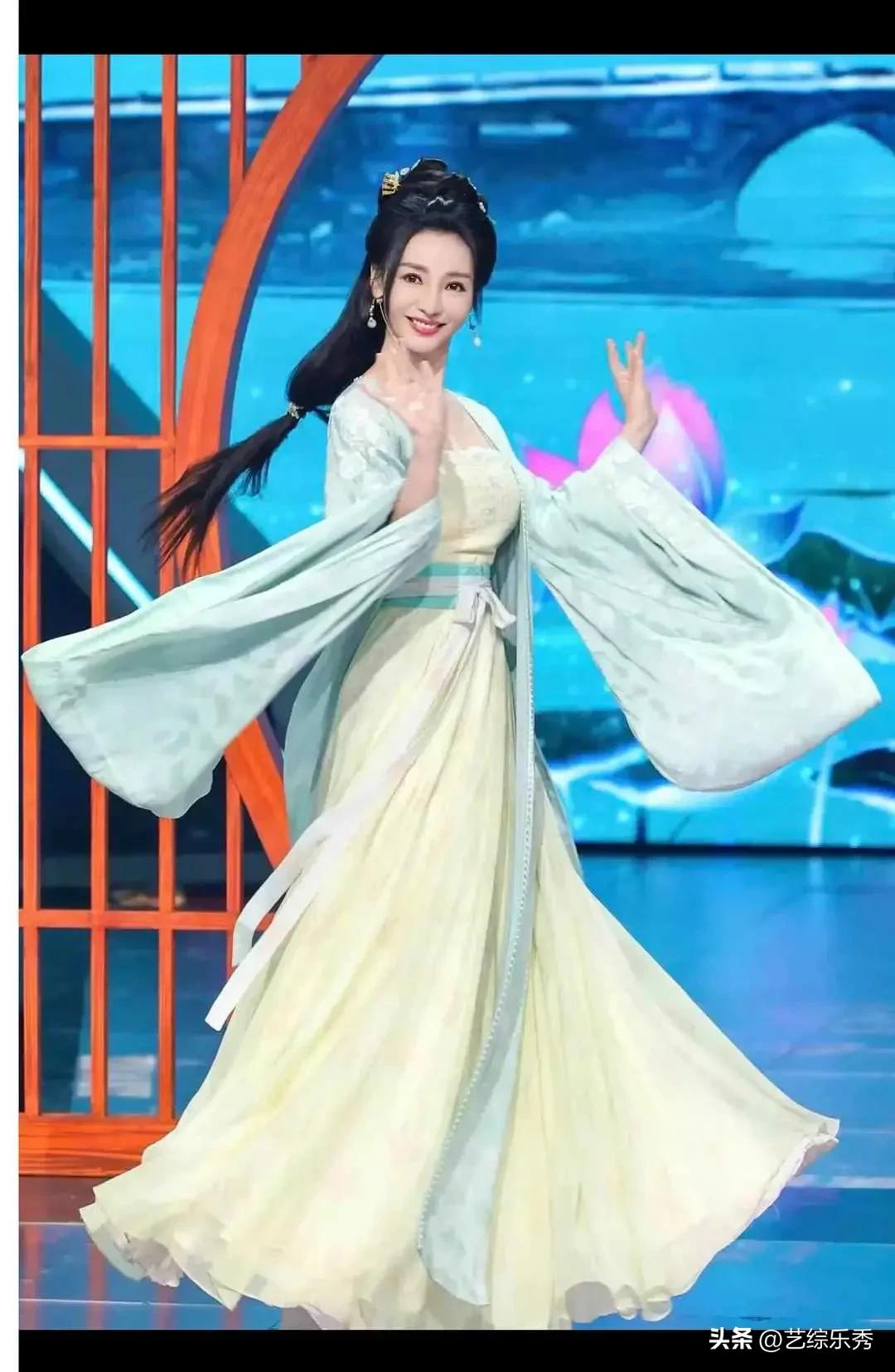 Liu Yan's masked Latin dance is so beautiful!The fair skin and the ...