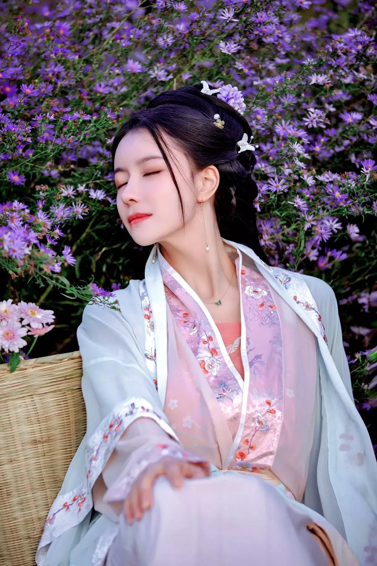 Collection of beautiful photos of singer Bian Li - iNEWS