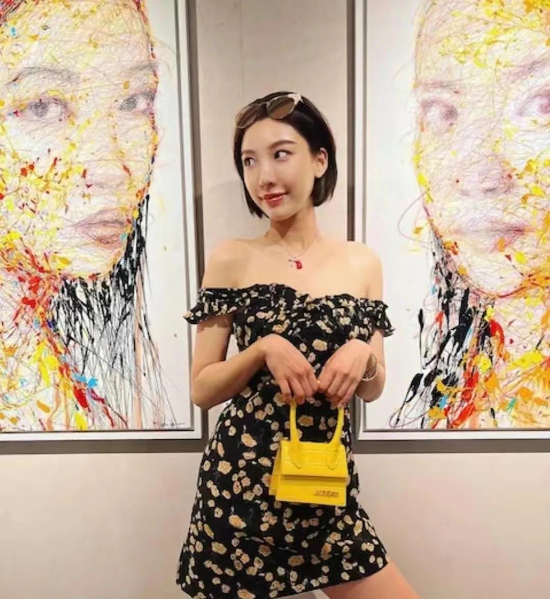 Qi Jiao is full of energy in watching the exhibition, high-profile show ...