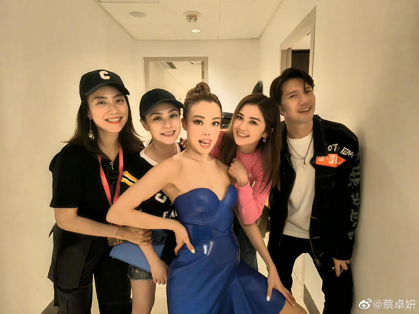 Gillian Sa attended Joey Yung's concert, Gillian looks like a little ...
