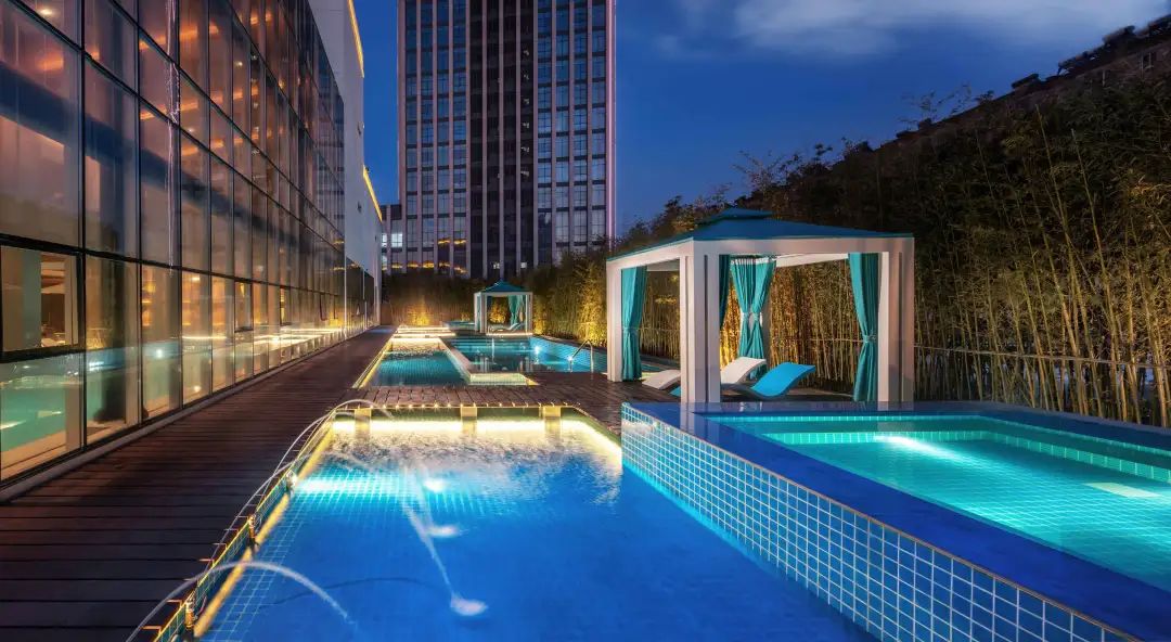 A pool of warm hot spring soup is often indispensable for the happiness ...