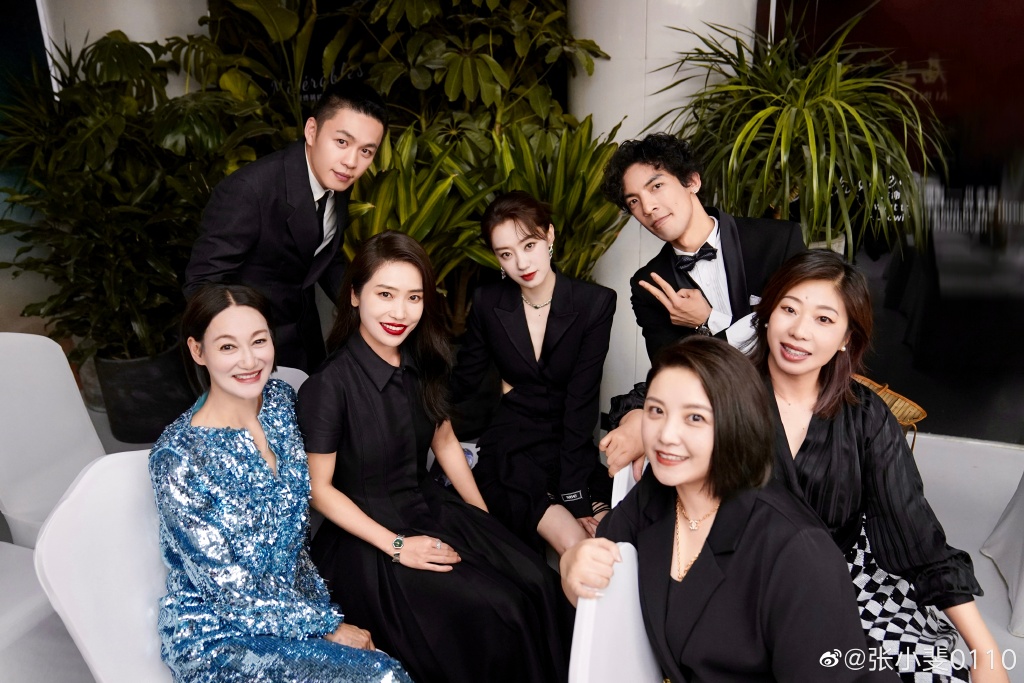 Shanghai Film Festival Red Carpet: Zhou Dongyu shows off her back, Zhang Xiaofei shows off her ...