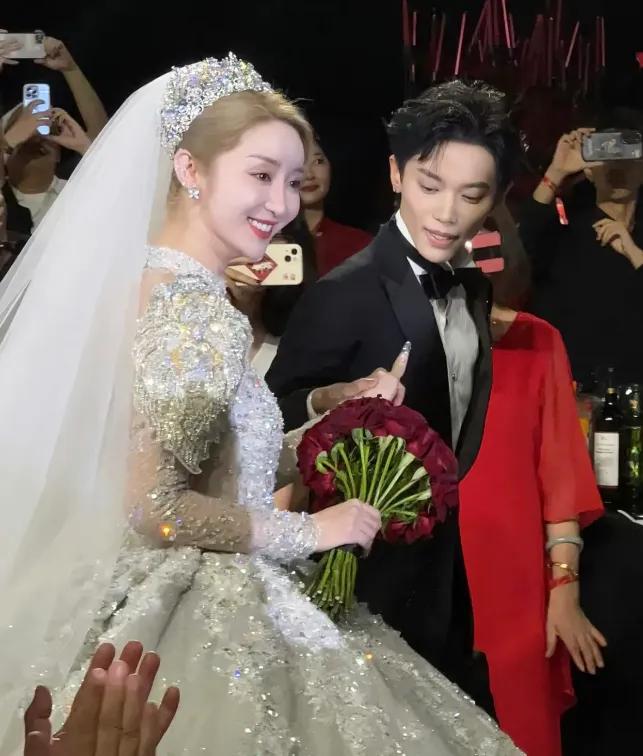 Tang Zi and Kang Xin's big wedding: The groom turned around for a moment, there was no wedding ...