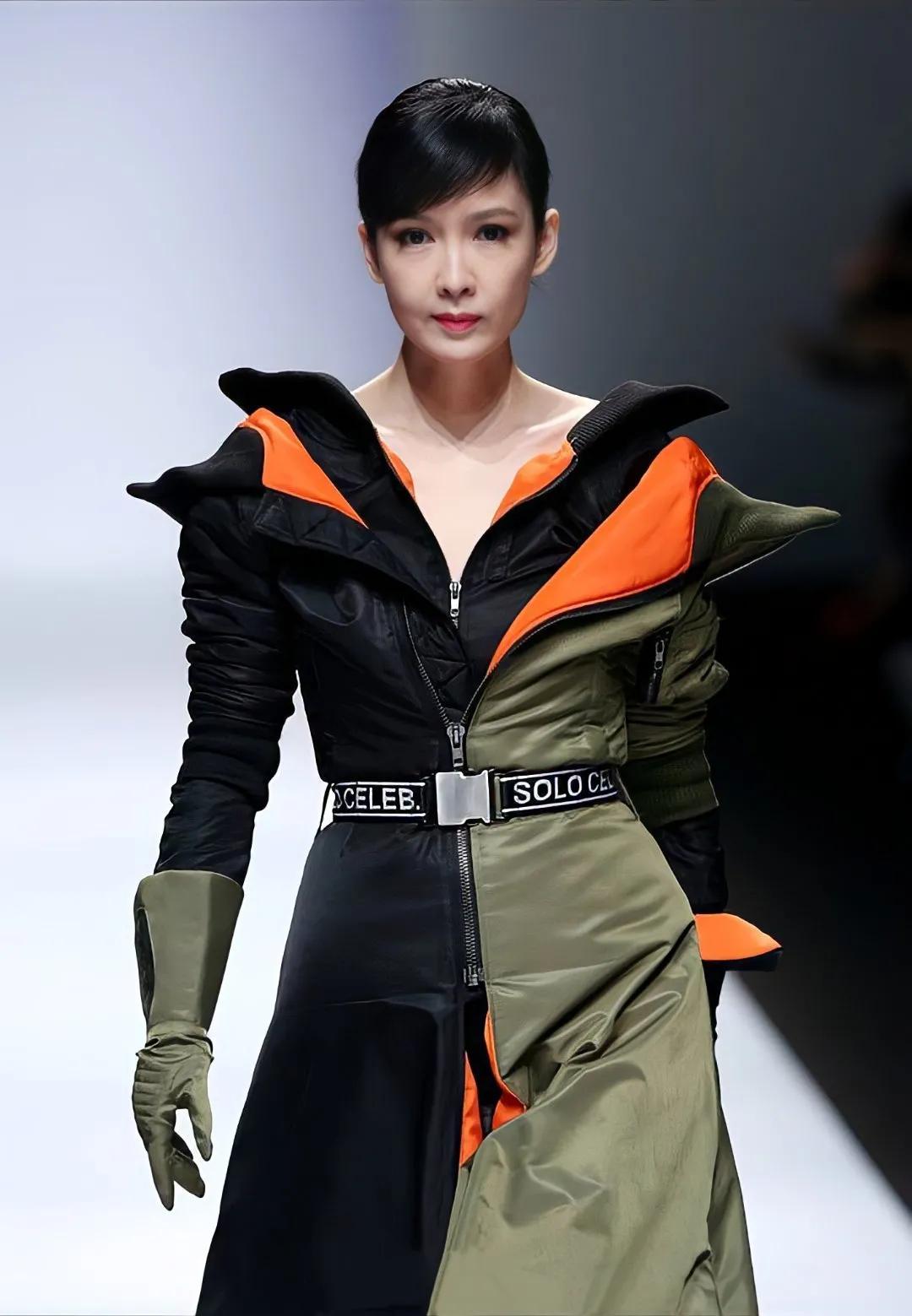 "Zhou Huimin" dances gracefully and rolls poems and books - iNEWS