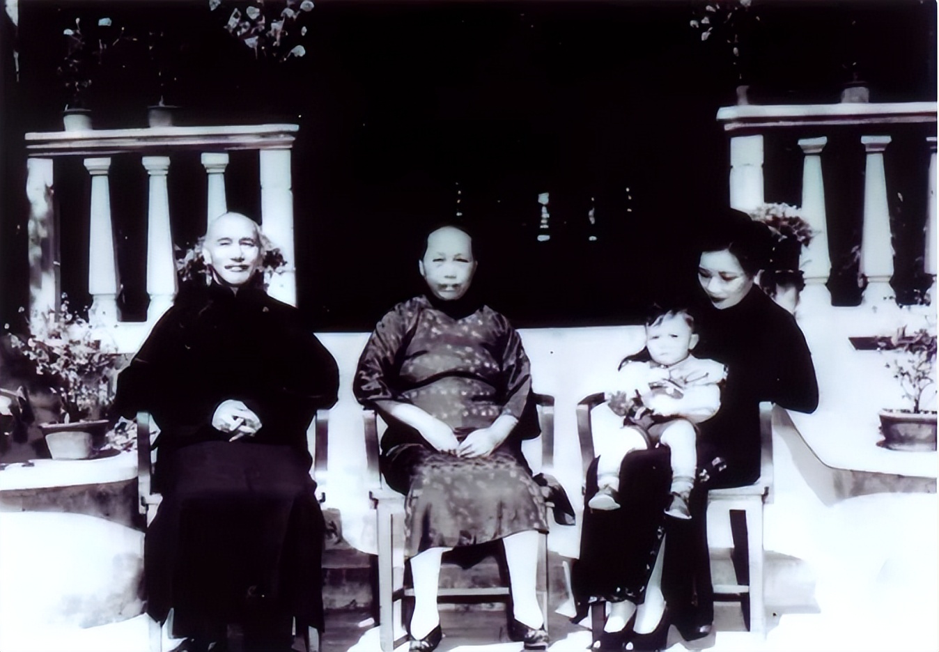 In 1937, Chiang Kai-shek's "family of four", Mao Fumei still took the ...