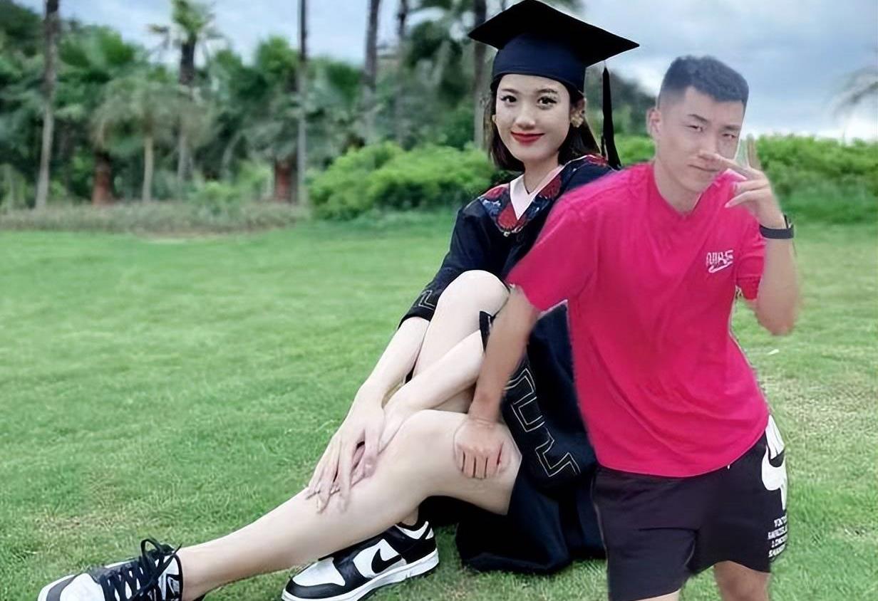 Zhang Zhenlin's ex-girlfriend posted a selfie! Wearing a cheongsam, she shows off her curvy ...